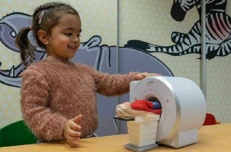 Mini MRI maakt kinderen spelenderwijs vertrouwd met scan - Vakblad Vroeg