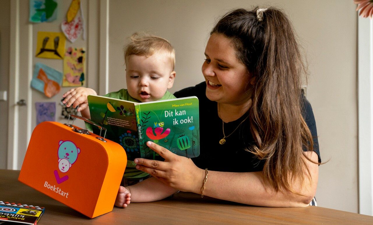 Leesbevordering op babyleeftijd goed voor taalontwikkeling - Vakblad Vroeg